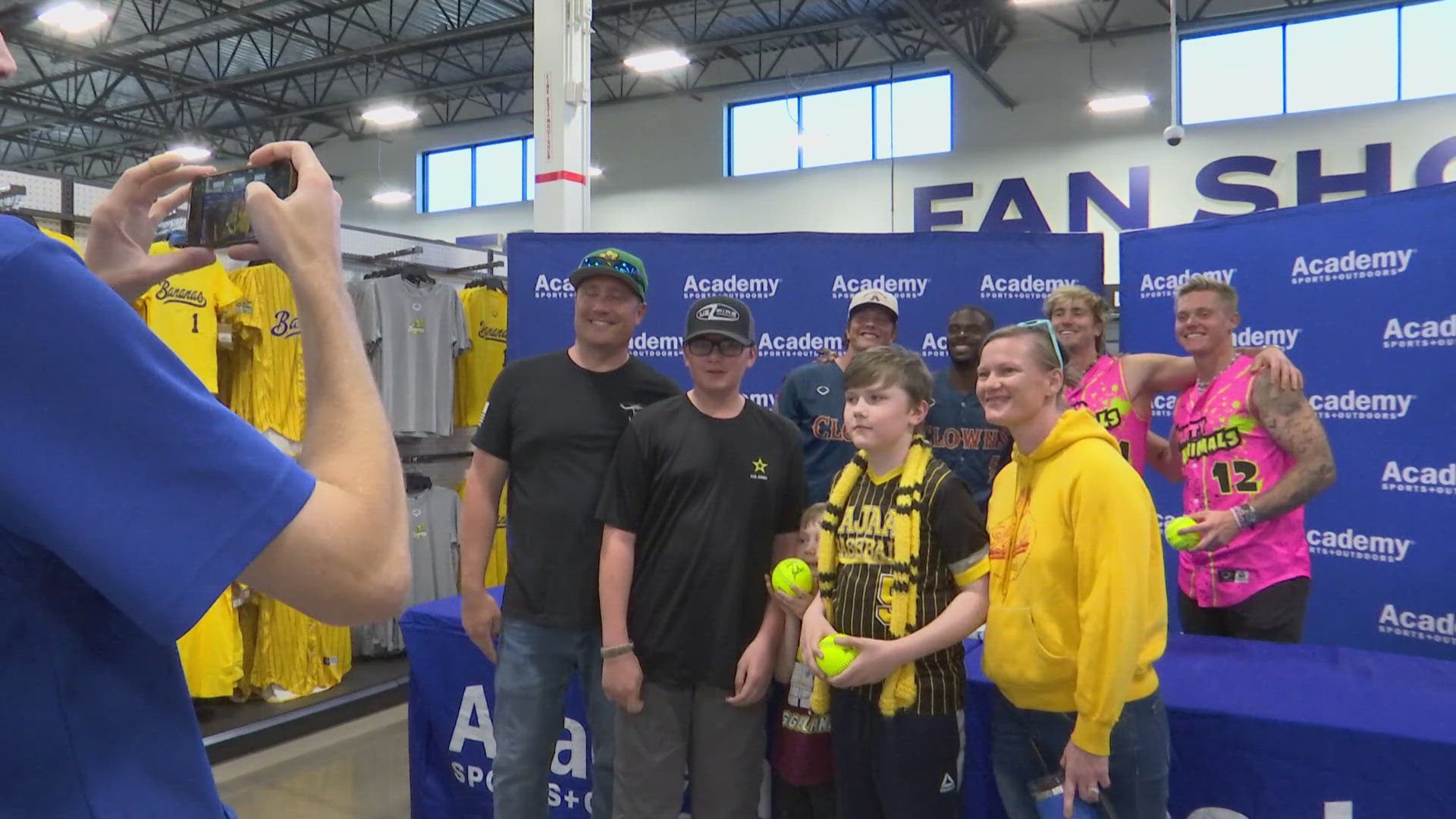 Fans meet Banana Ball stars | wthr.com