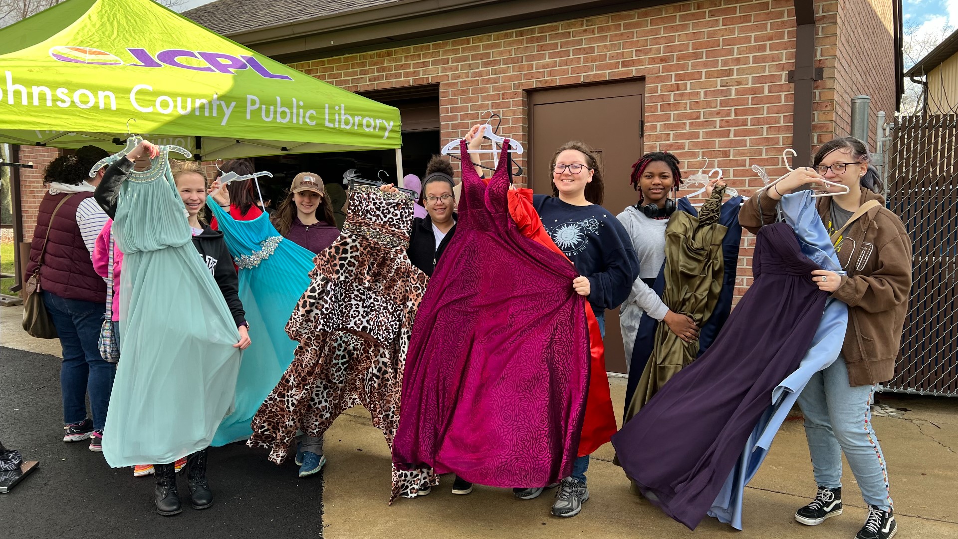 Event helps nearly 200 teens find their perfect dress, suit | wthr.com
