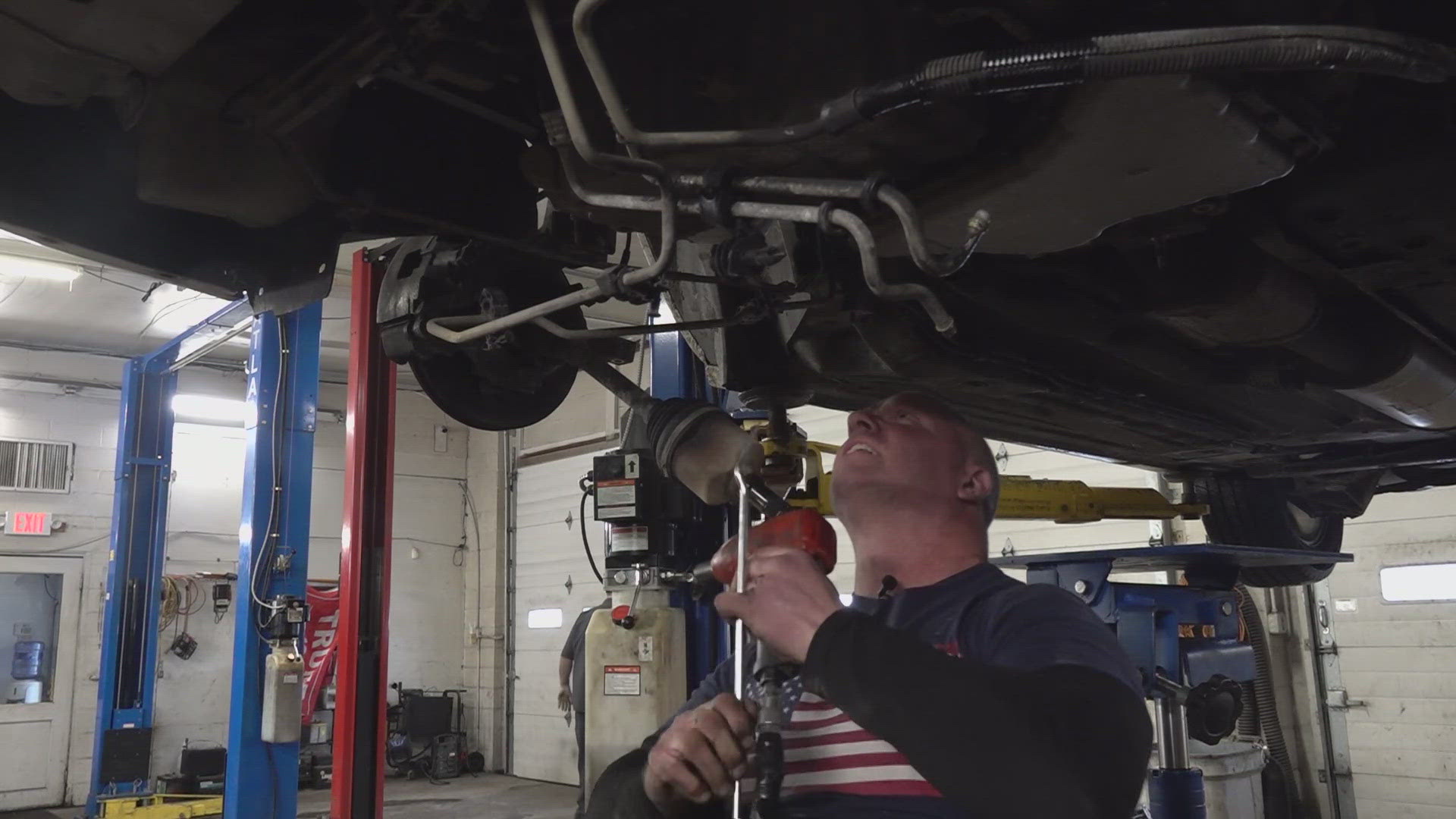 Indy mechanic takes extra step to help stranded mom, kids | wthr.com