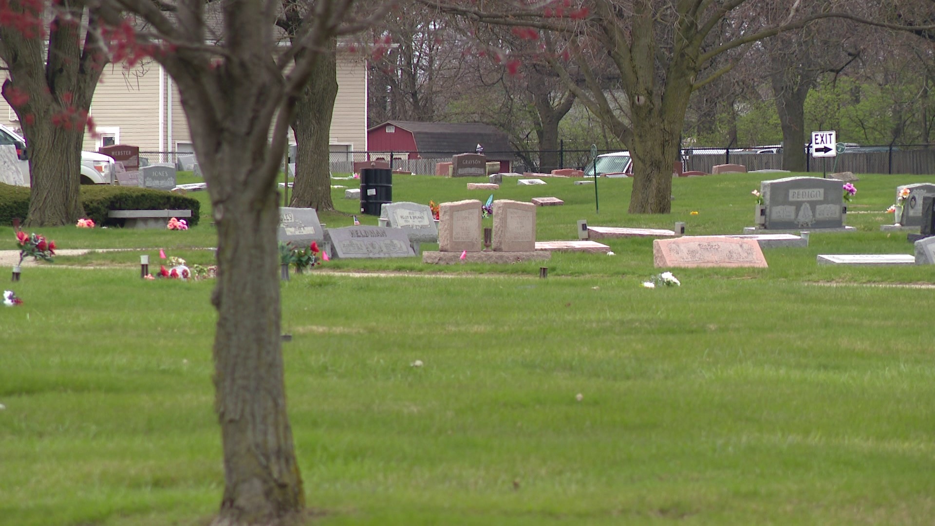 Over 100 vases stolen from New Crown Cemetery in Indianapolis | wthr.com