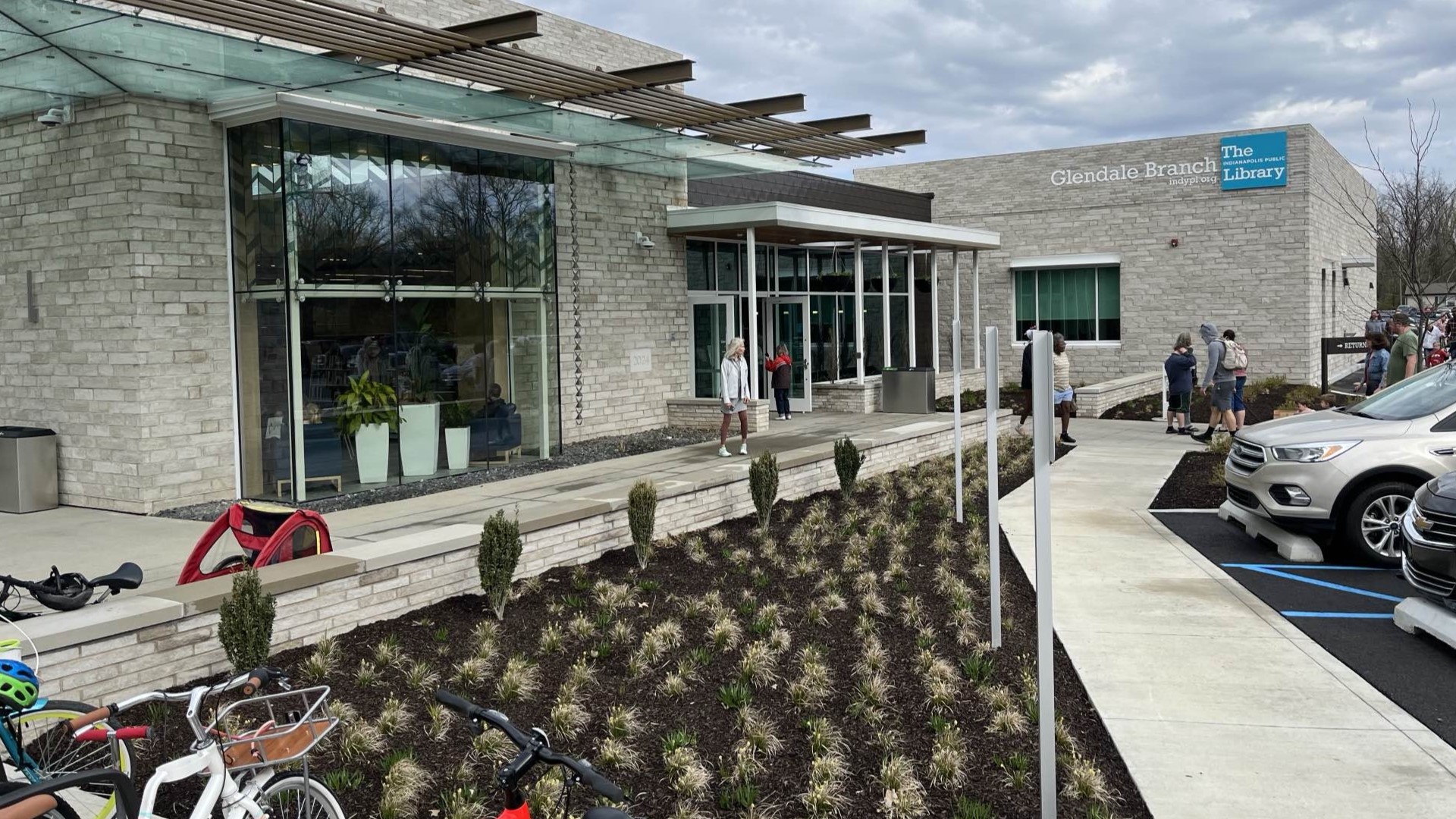 Indianapolis Public Library's Glendale Branch opens on north side | wthr.com