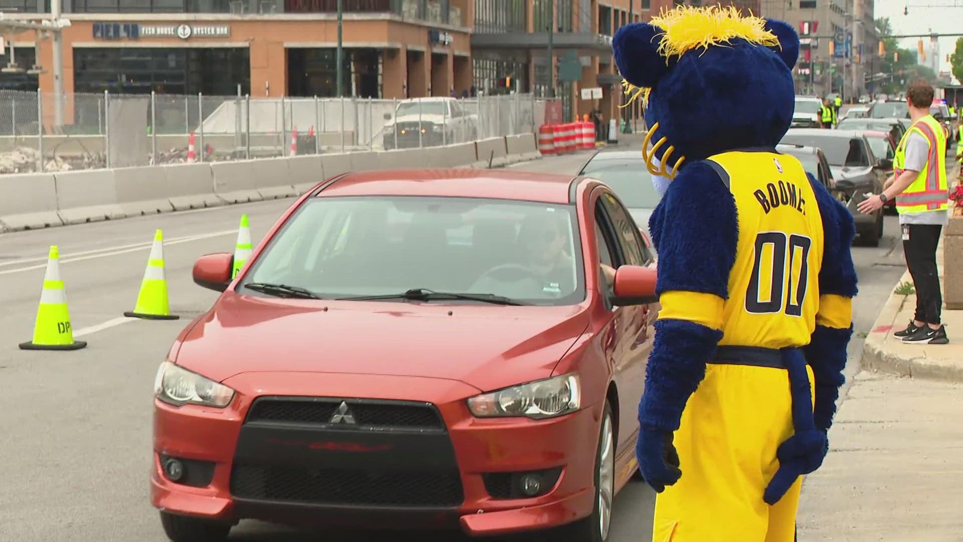 Fans swarm Indiana Pacers merch giveaway event downtown | wthr.com