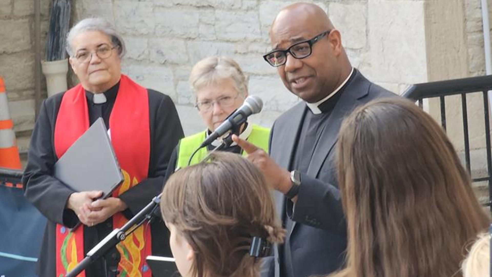 Faith leaders, demonstrators gather to protest ICE and march to Indiana ...