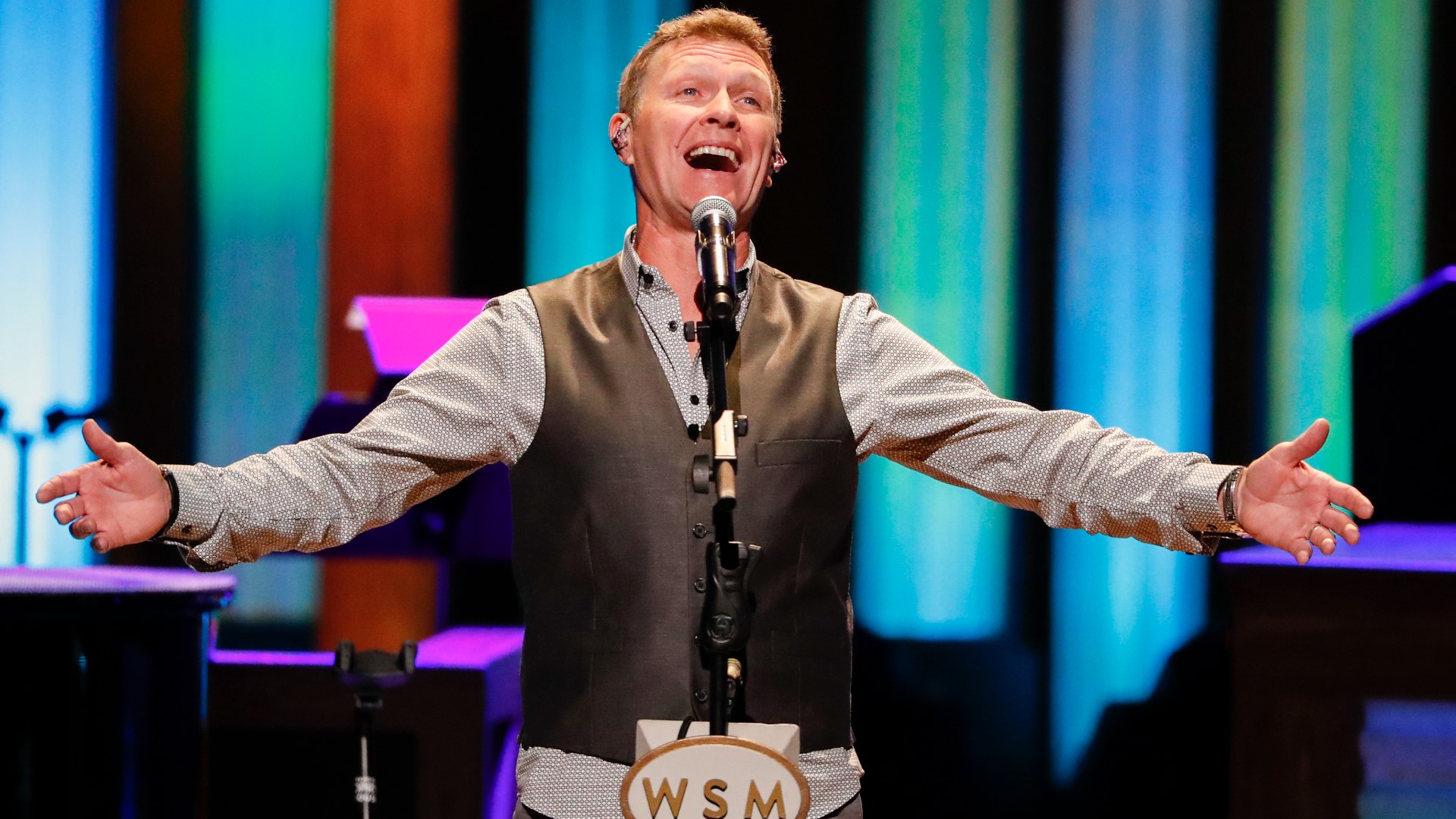 Country artist Craig Morgan performing at Brown County Music Center in ...