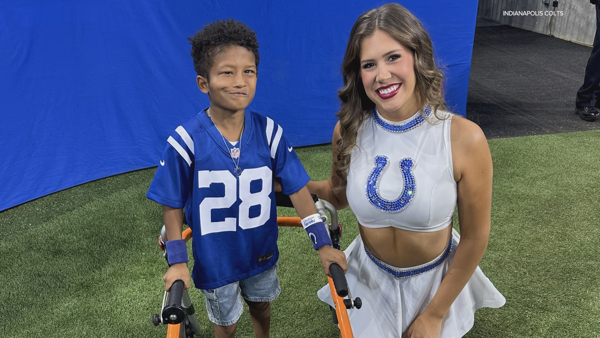 Colts cheerleader uses sign language to converse with deaf fan ...