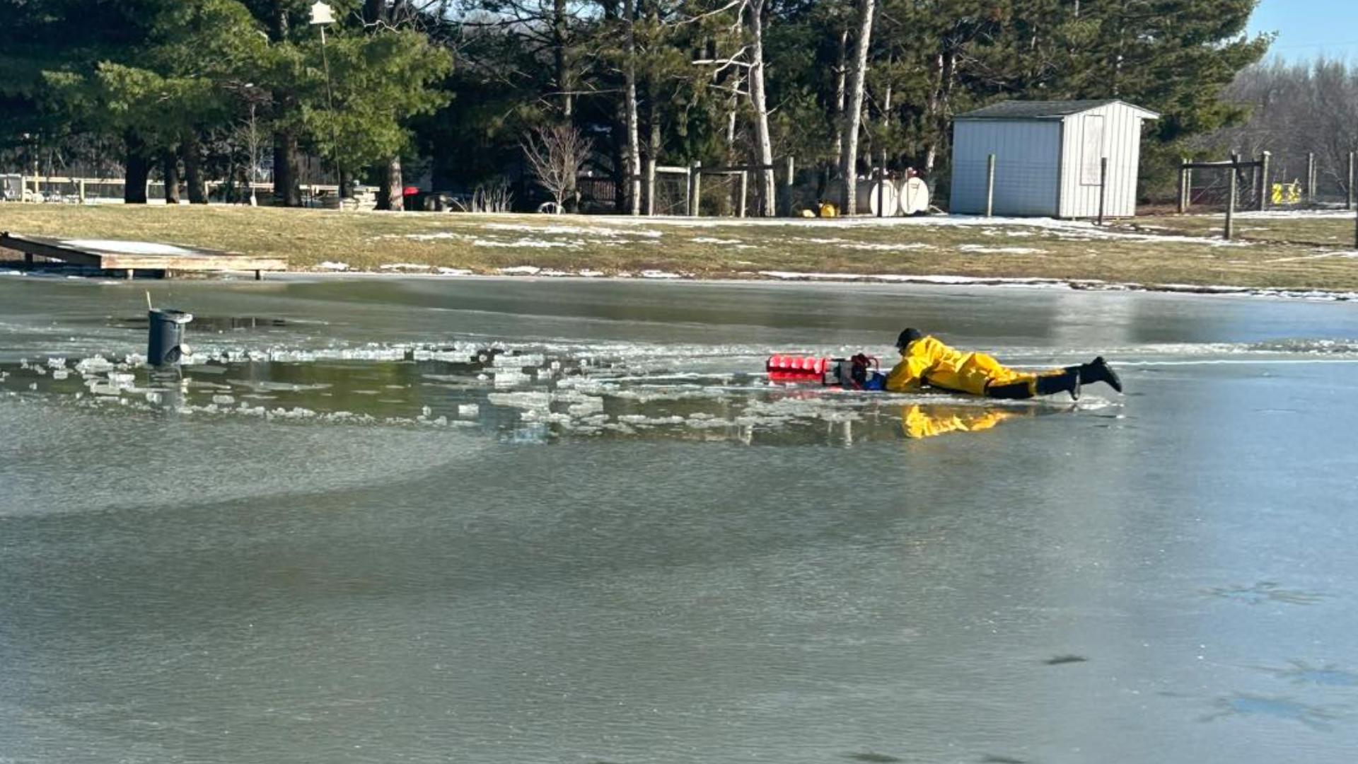 Heroic neighbor rescues 80-year-old ice fisherman on frozen pond ...