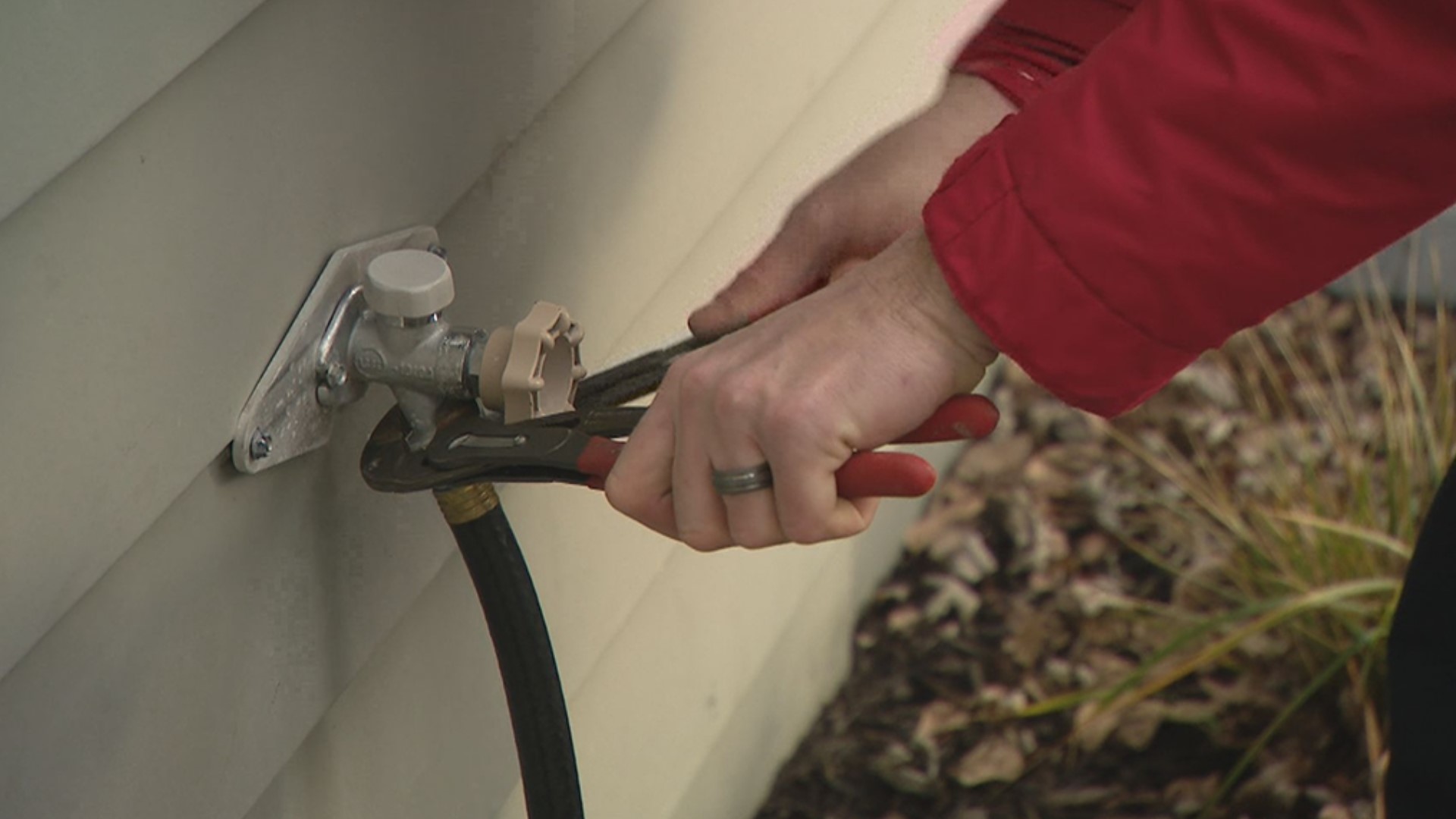 How to stop pipes from freezing in cold weather | wthr.com