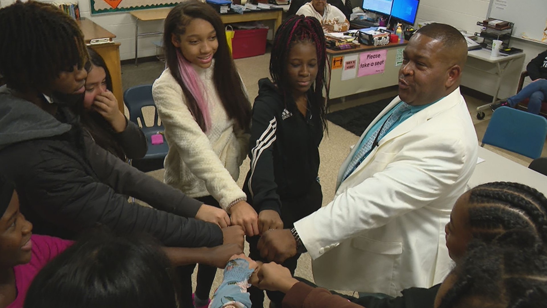 Teen mediators help curb violence at IPS middle school | wthr.com