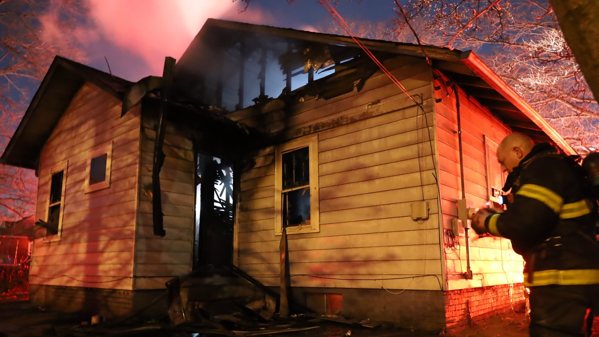 Firefighter hurt while responding to east Indianapolis house fire ...