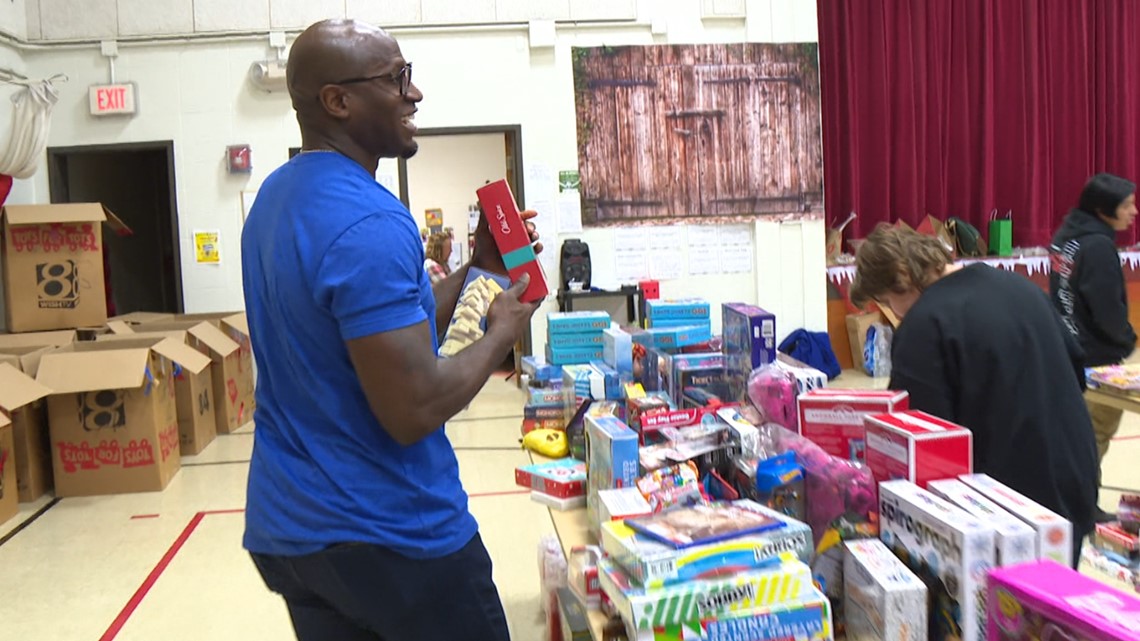 Marlin Jackson delivers toys, hope to IPS students | wthr.com