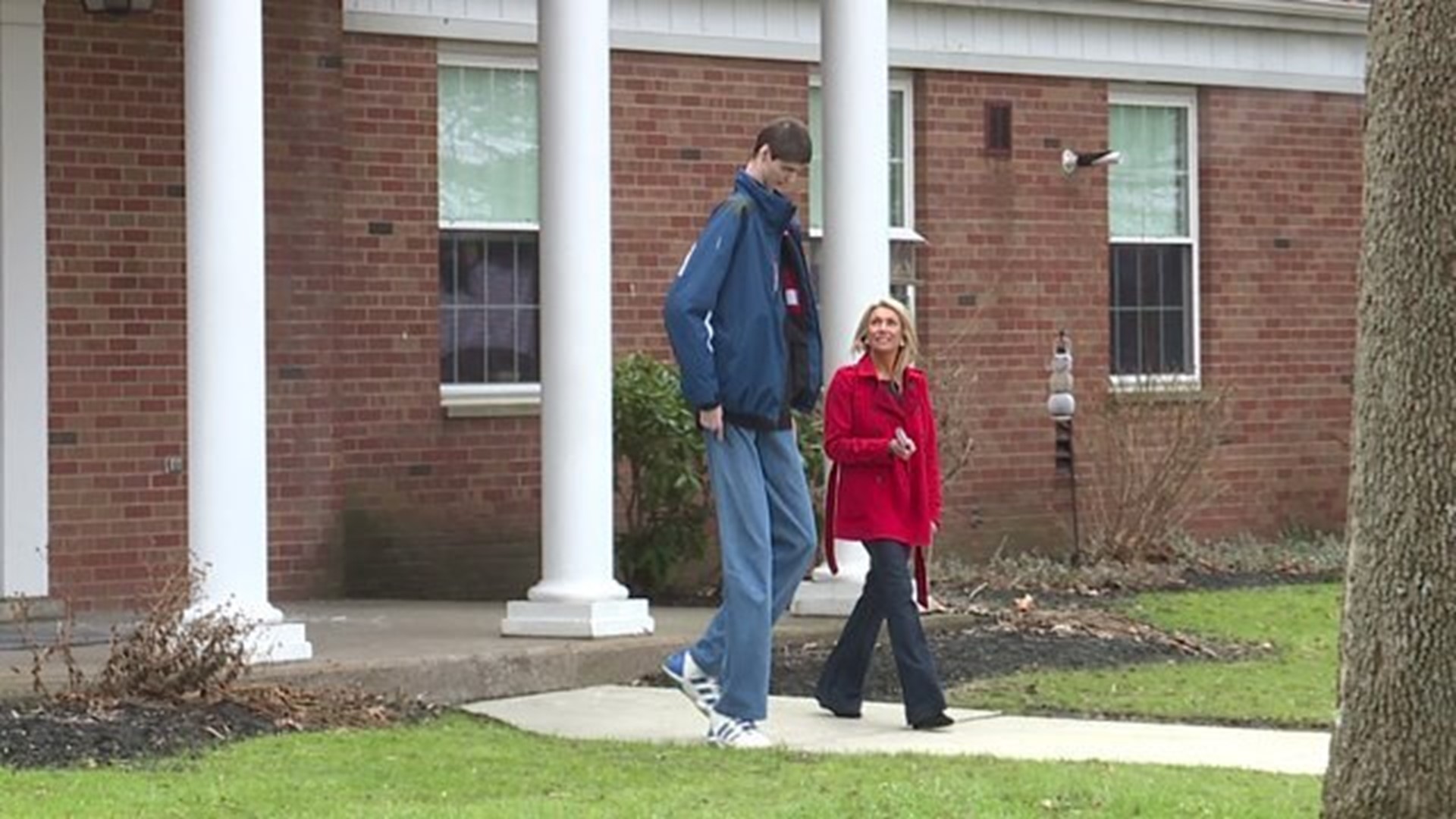 Meet 7-foot-7 high school basketball player Robert Bobroczky | fox61.com