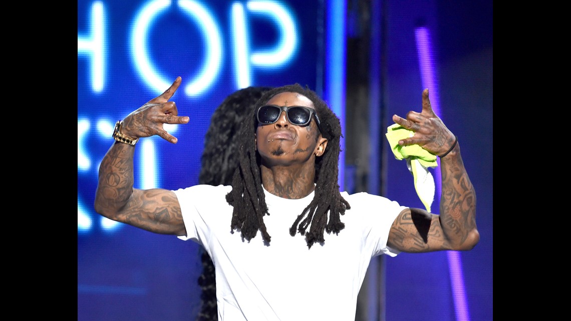 Rapper Lil Wayne hospitalized after 2 seizures on plane | fox61.com