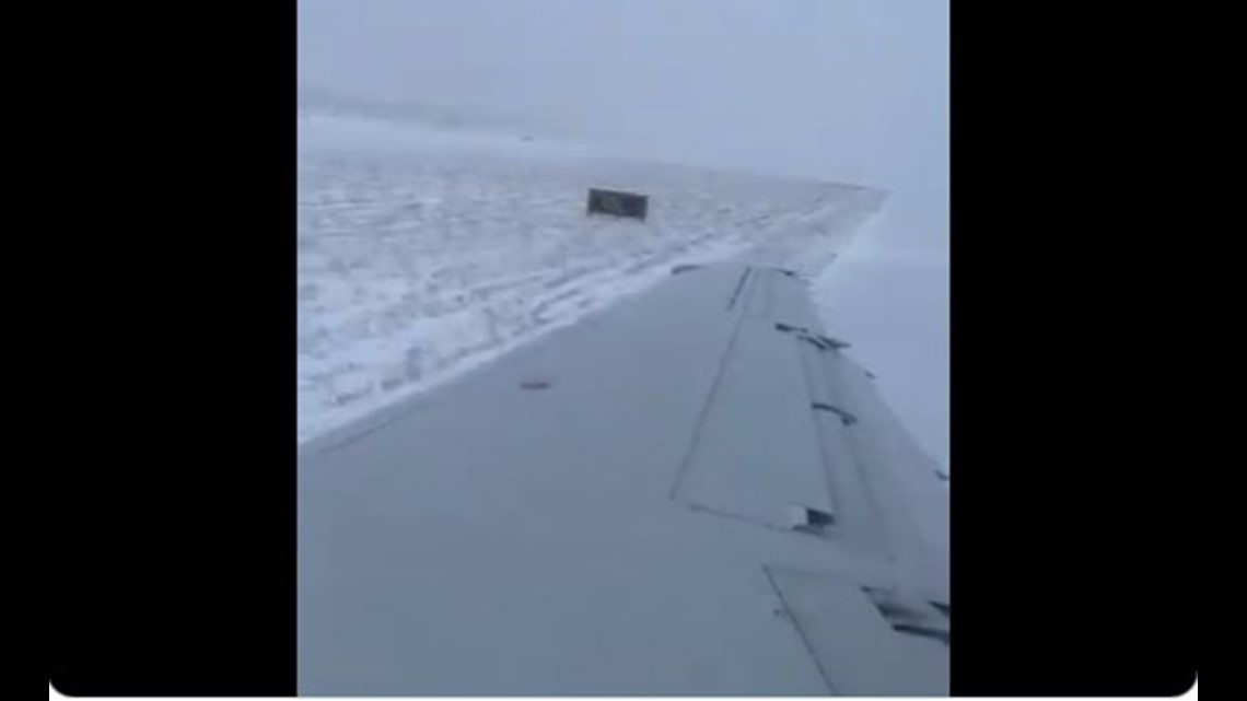 Dramatic video shows plane slide off runway at Chicago’s O’Hare Airport ...