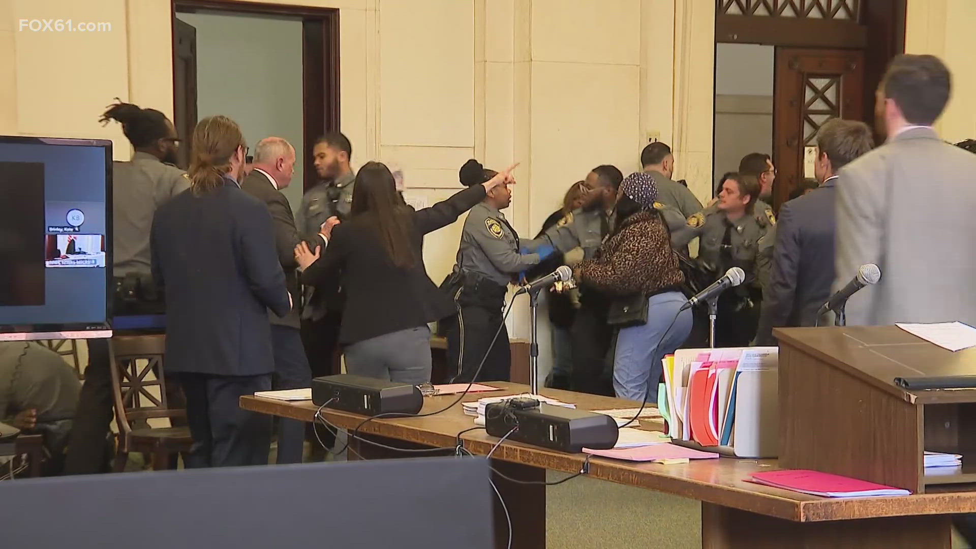 WATCH | Chaos erupts as stabbing suspect appears in court | fox61.com