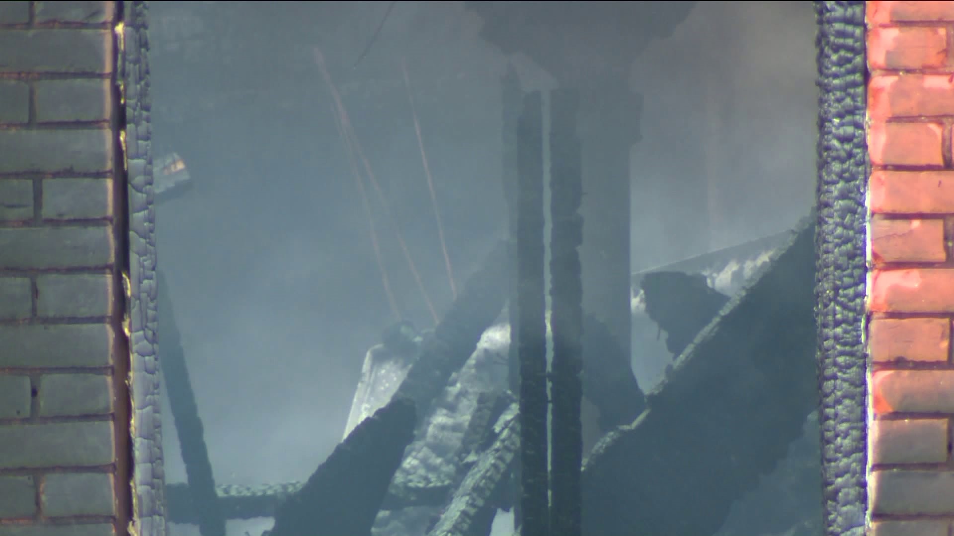 Large fire breaks out in 3-story apartment building in Hartford | fox61.com