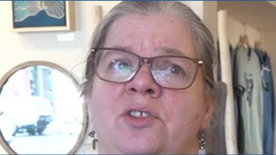 2 people dead after car crashes into tree in New Haven | fox61.com