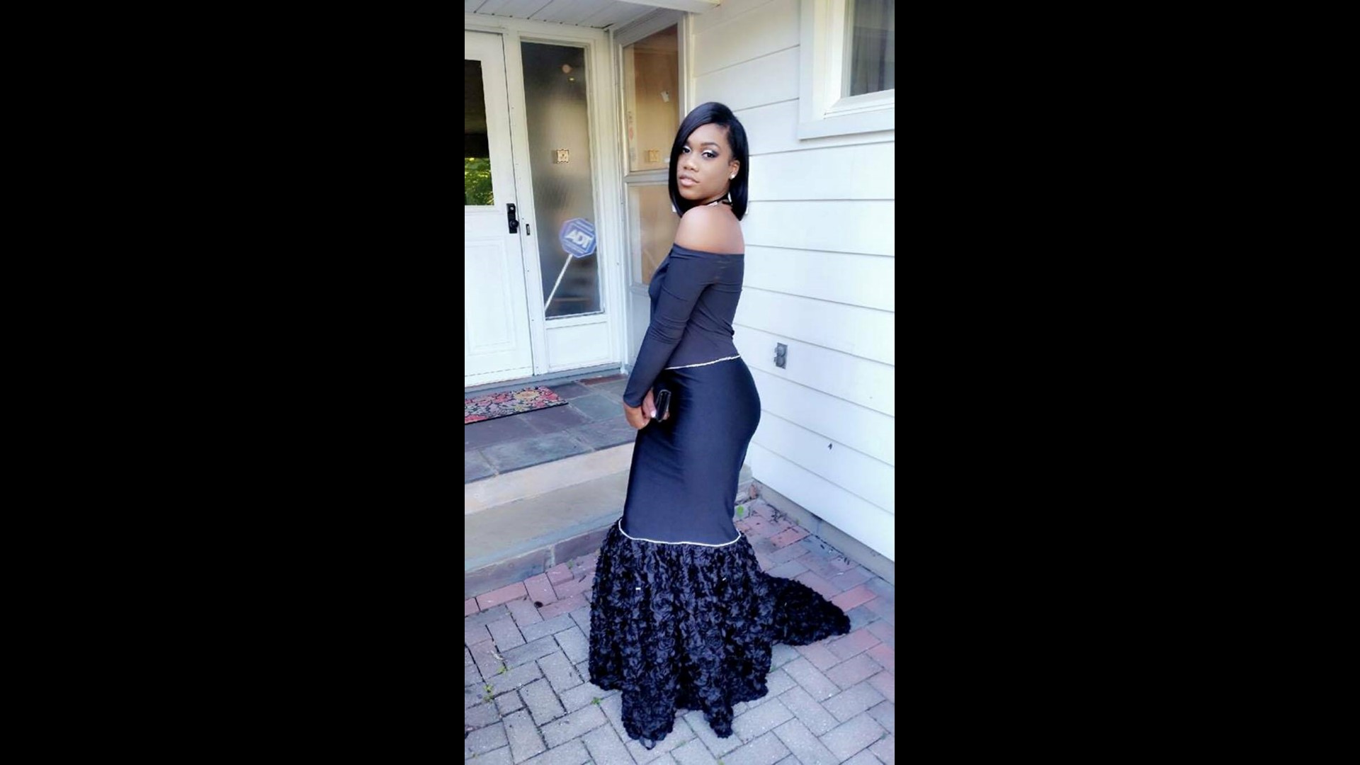 Prom disaster: Teen bursts into tears when this dress arrives day ...