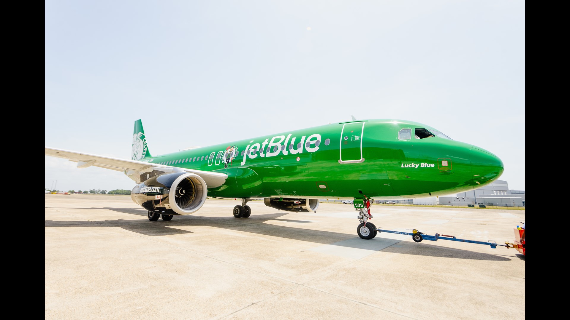 JetBlue rolls out new plane in Boston Celtics green | fox61.com