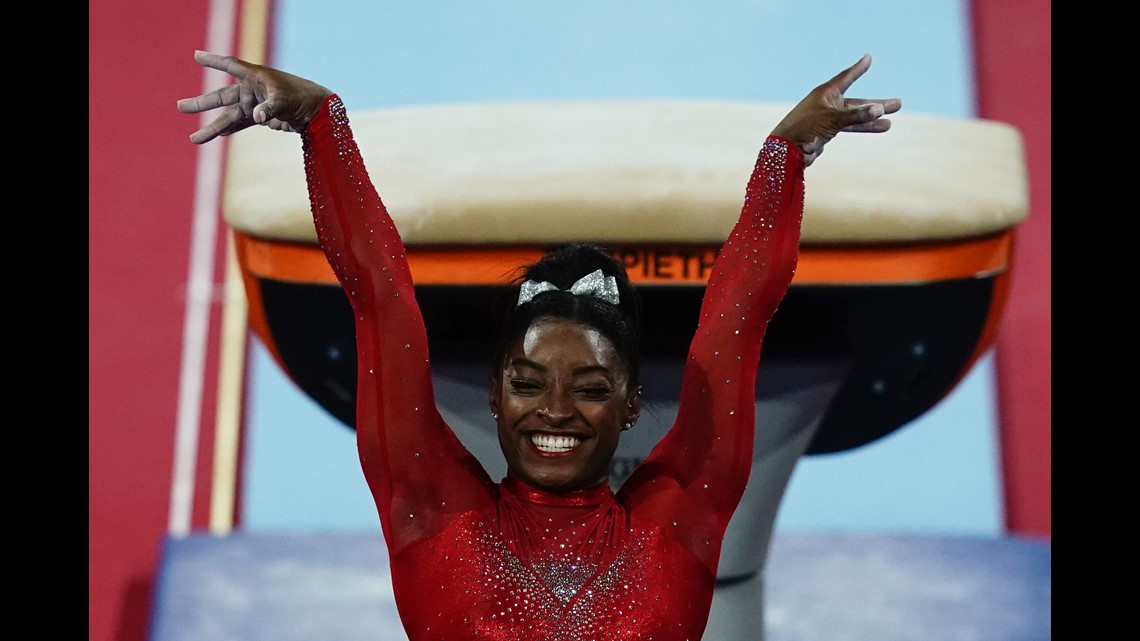 Simone Biles wins vault to tie worlds medal record | fox61.com