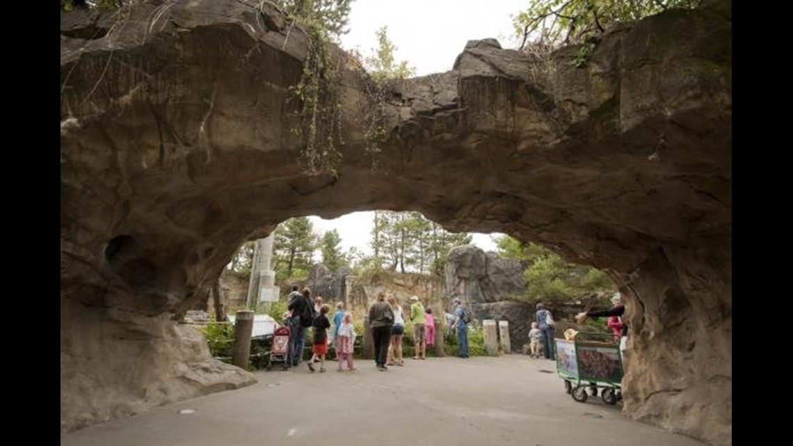 Oregon Zoo giving away poo, dubbed “zoo doo” | fox61.com