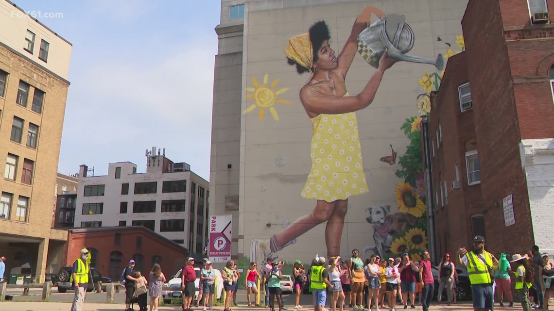 Hartford mural tour shows off supersized public art projects | fox61.com