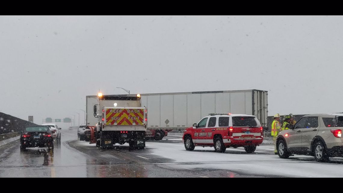 Groton-tractor-trailer crash shuts down Gold Star Bridge | fox61.com