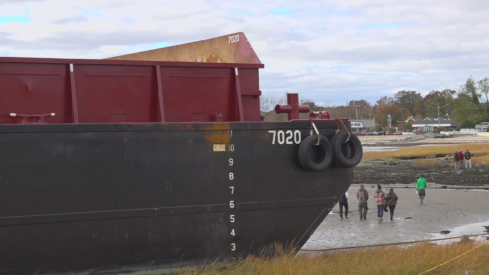 Loose barges in Connecticut wash ashore in West Haven, draw big crowd ...