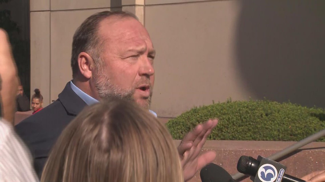 Alex Jones makes first appearance at Sandy Hook defamation trial ...
