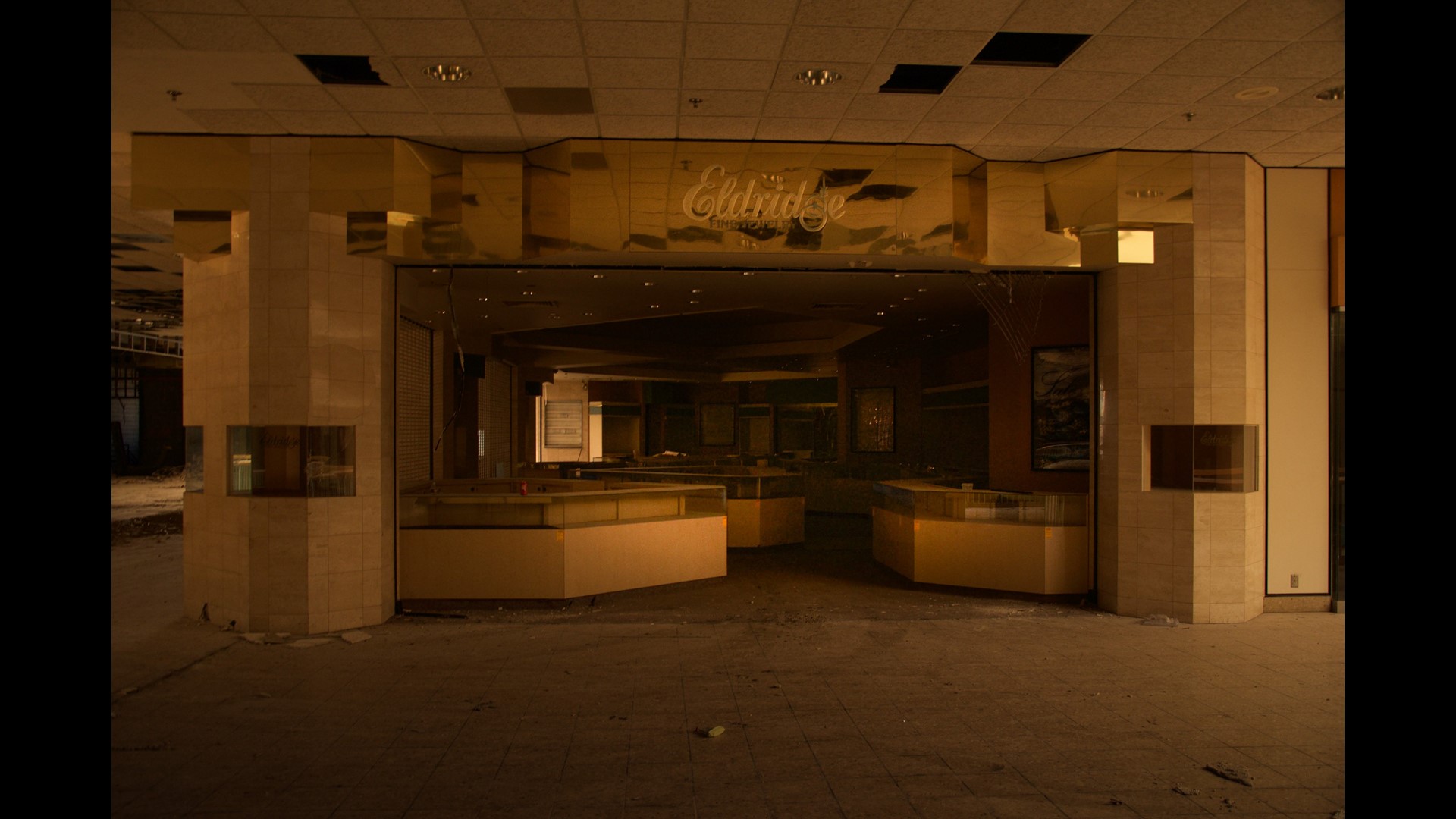 Photographer shares images of America’s ‘creepiest’ abandoned mall | fox61.com
