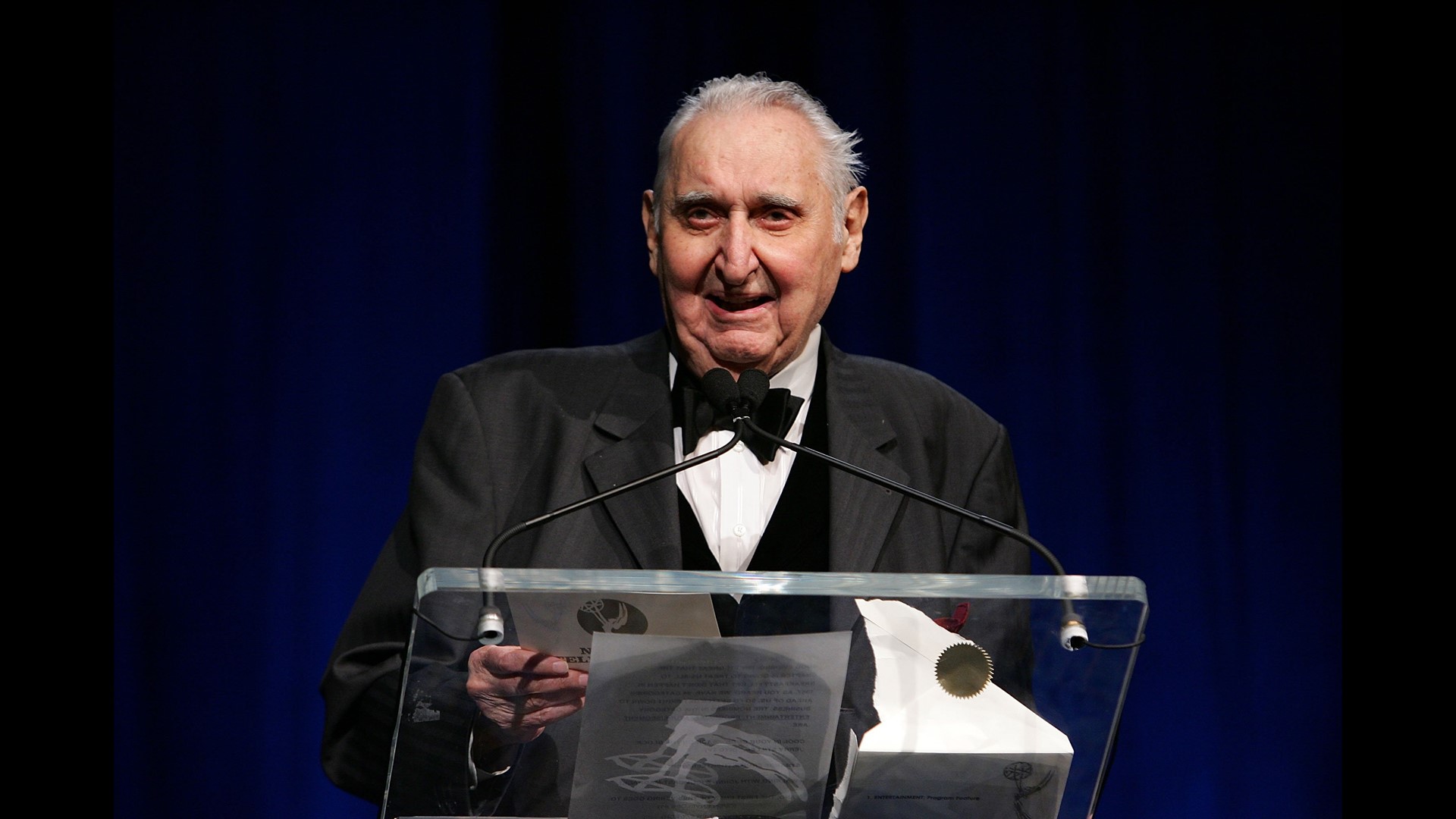 Fyvush Finkel, plastic-faced character actor, dies at age 93 | fox61.com