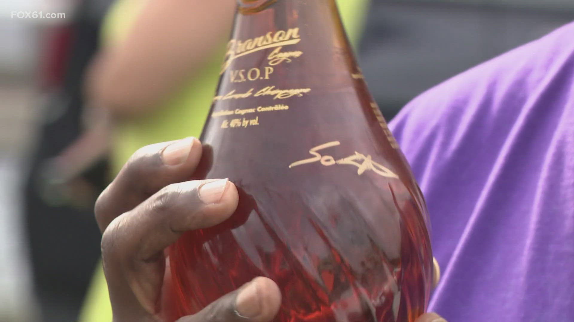 50 Cent signs bottles in West Haven | fox61.com