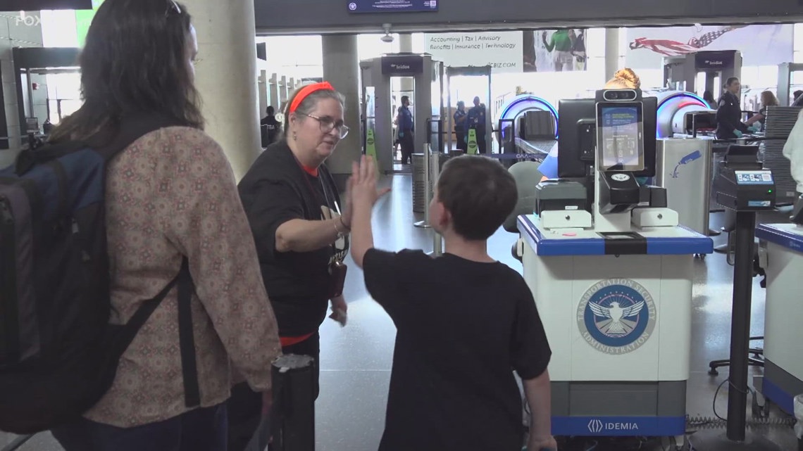 Autism nonprofit teams up for flight simulation for families | fox61.com