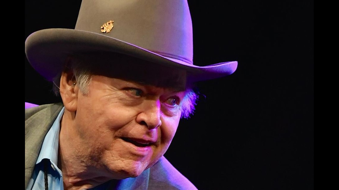 Roy Clark, country guitar virtuoso, ‘Hee Haw’ star, has died | fox61.com