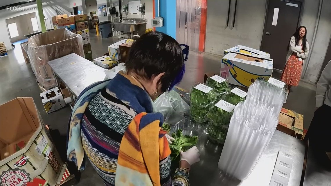 Connecticut congresswoman joins CT Foodshare in giving back | fox61.com