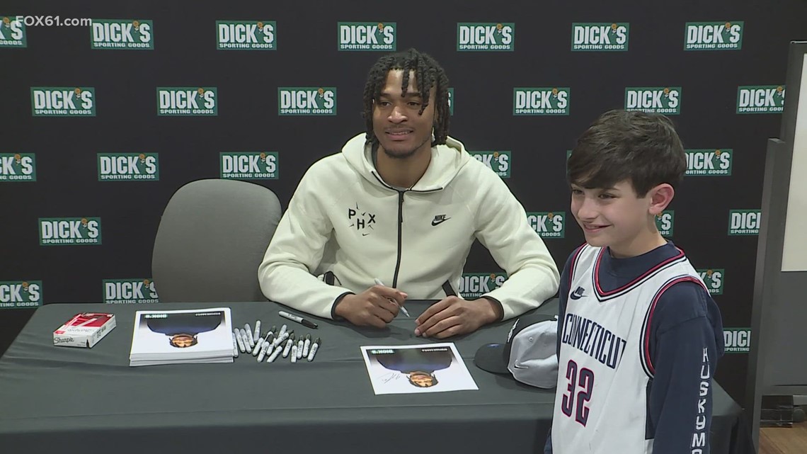 UConn's Stephon Castle signs autographs at Dick's Sporting Goods ...