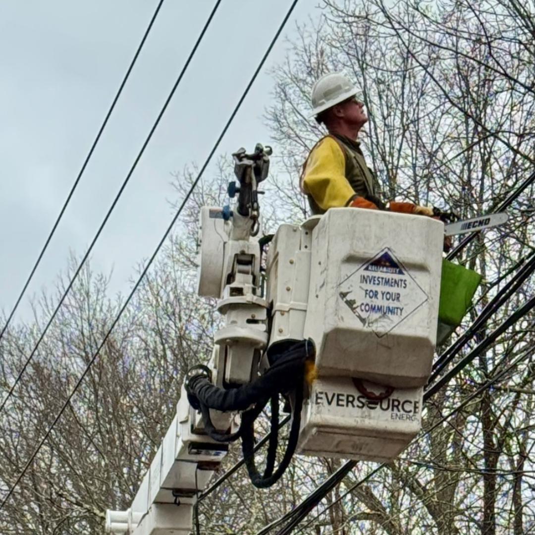 Eversource crews in Connecticut restore power to 85,000 people, clear ...