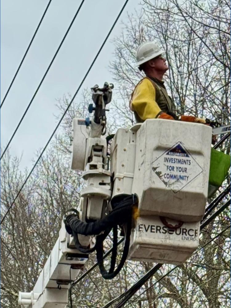 Eversource crews in Connecticut restore power to 85,000 people, clear ...