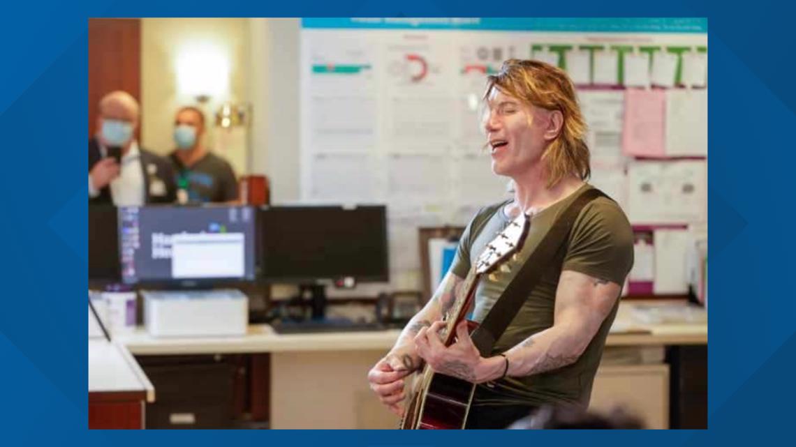 Goo Goo Dolls' Johnny Rzeznik sings for Conn. Hospital patients | fox61.com