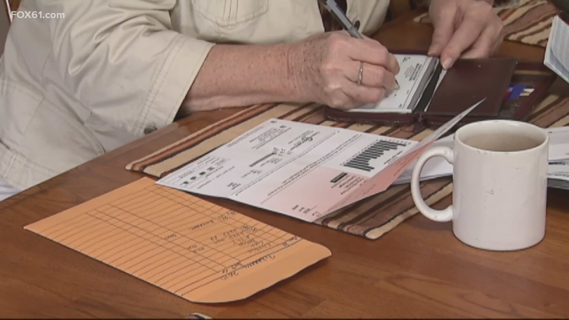 What's the difference between a ROTH IRA and a 401K? Financial expert ...