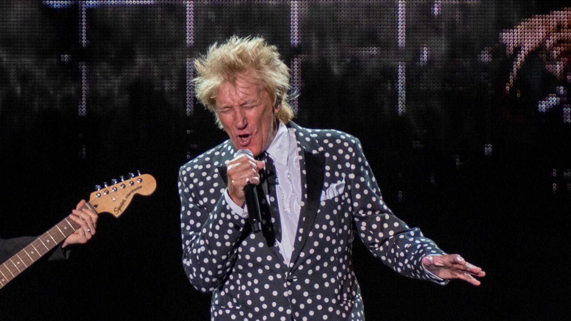 Singer Sir Rod Stewart coming to Conn. this summer | fox61.com