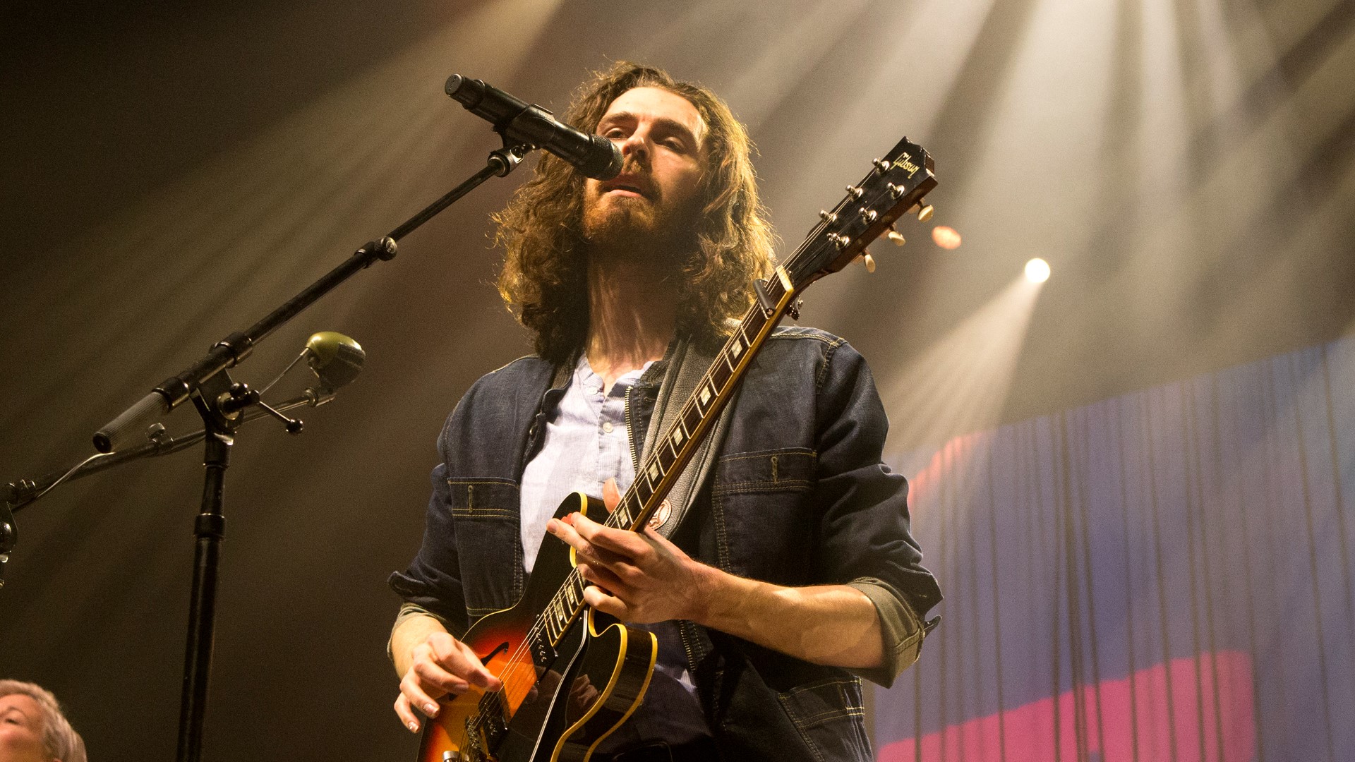 Hozier expands 2025 'Unreal Unearth Tour,' set to perform at ...