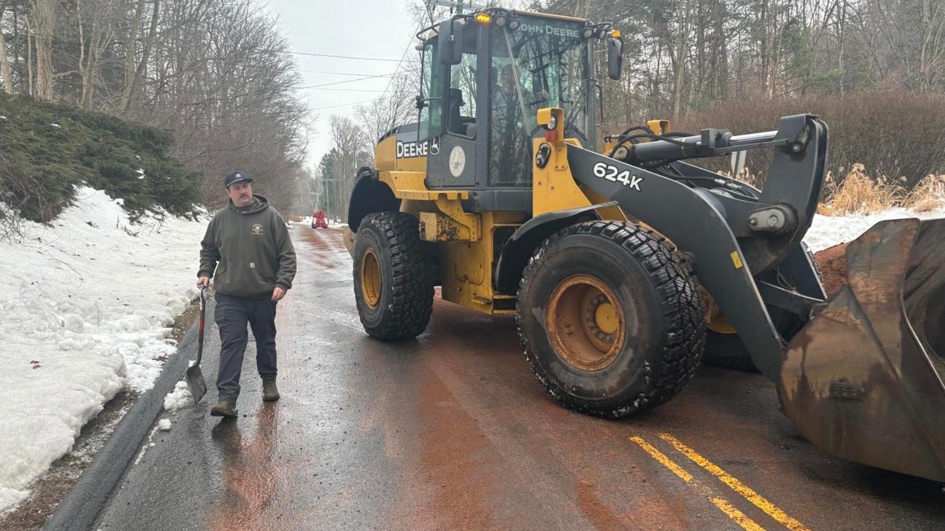 Tanker spills 1,000 gallons of fuel oil after Cheshire crash | fox61.com