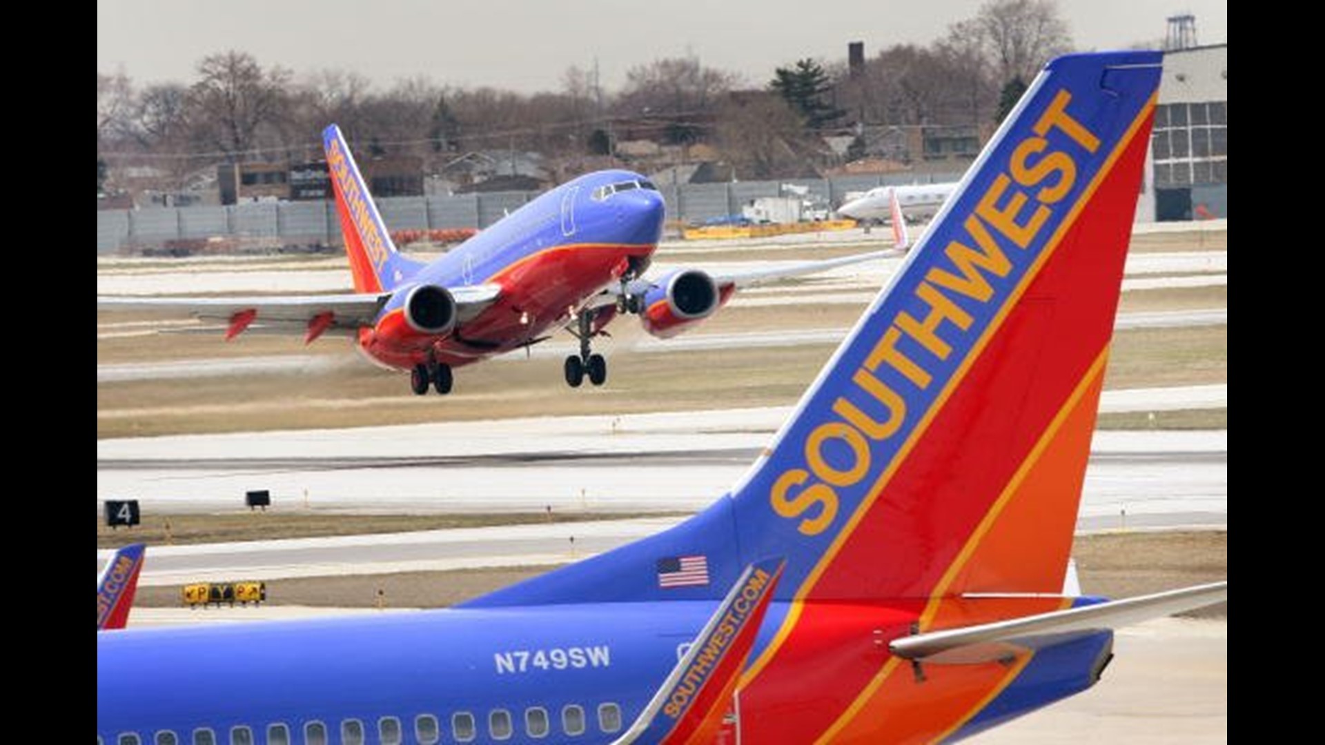 Technical problem causes delays for multiple airline flights | fox61.com