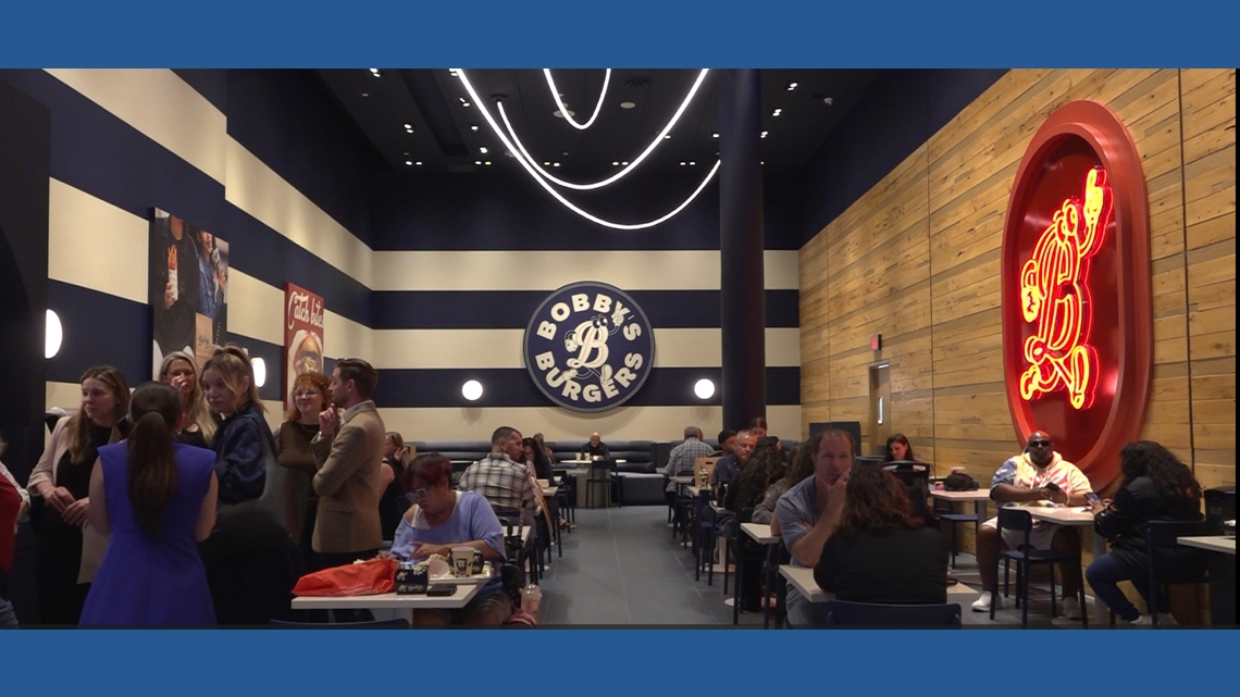 Food Network chef Bobby Flay reopens burger restaurant at Mohegan Sun ...