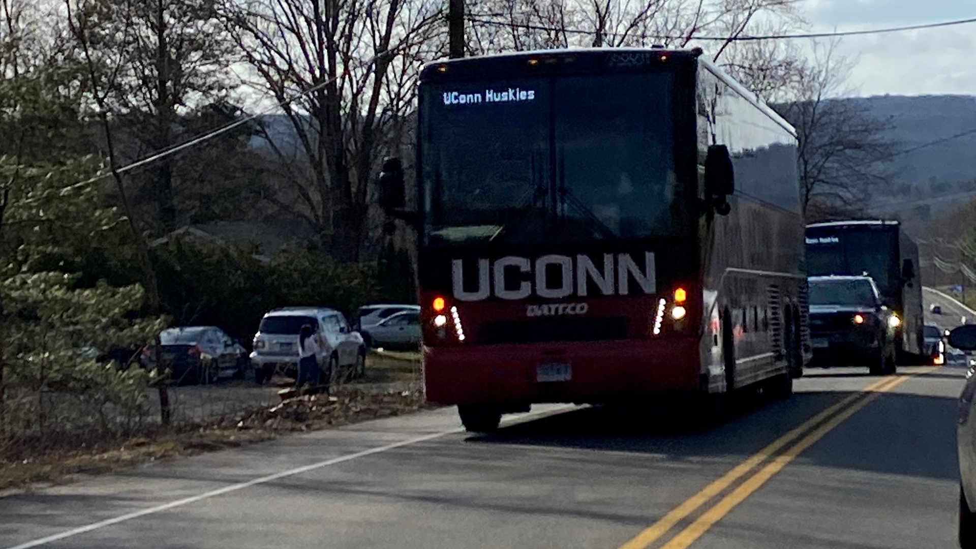 Welcome back rally held for UConn Men's Basketball team | fox61.com