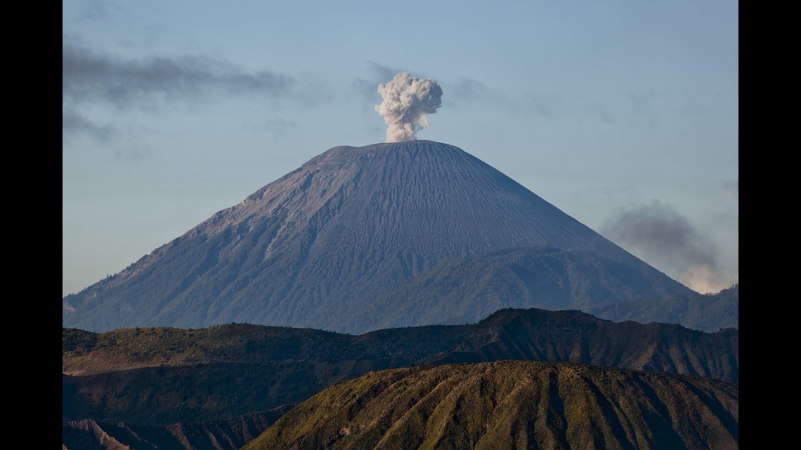 Hundreds of hikers trapped on Indonesian volcano after earthquake ...