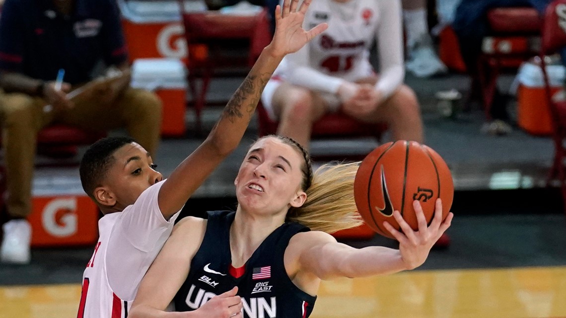 Williams leads No. 1 UConn women to 77-32 rout of St. John's | fox61.com