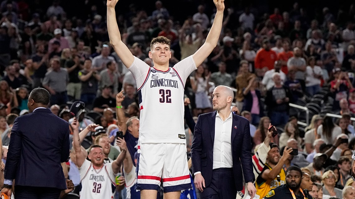 UConn center Donovan Clingan suffers foot injury, out for a month ...