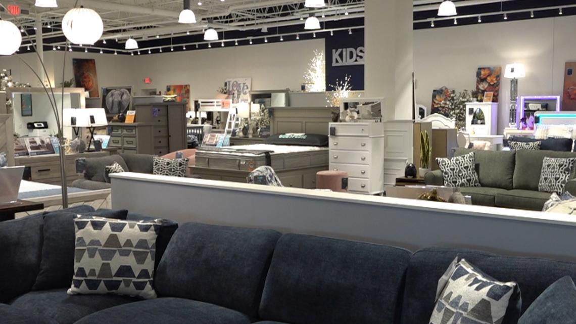 Bob's Discount Furniture celebrates Newington return | fox61.com