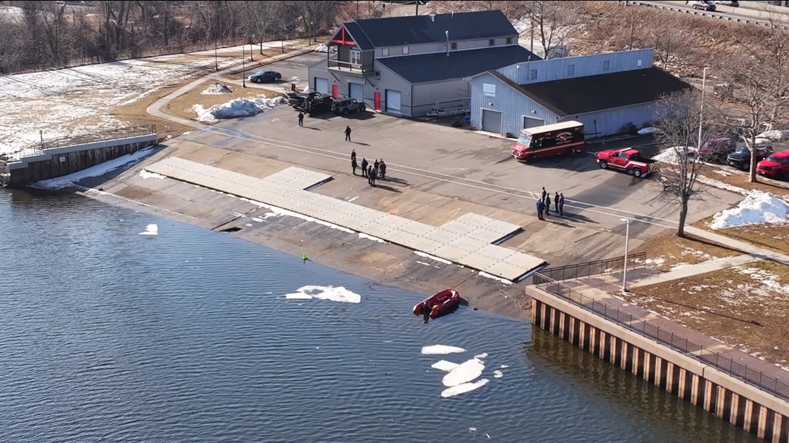 Middletown crews search for vehicle reported to be in Connecticut River ...